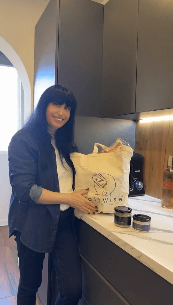 Anna Mos Unboxes SaltWise: A Healthy Salt Seasoning Gift Box